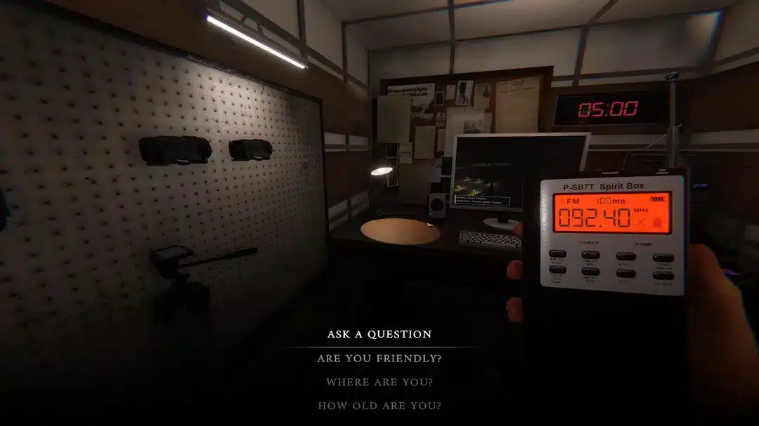 Spirit Box Phasmophobia: How to Use & Clear Ghost Responses